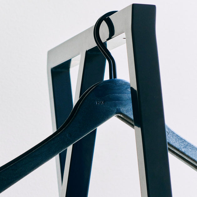 Stojací věšák Loop Stand Hall, Deep Blue – HAY | DESIGNSPOT