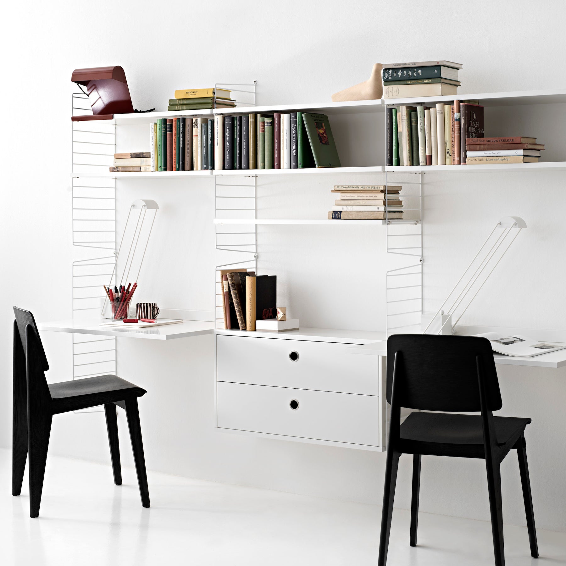 Policová sestava STRING Workspace C, nízký pracovní stůl s úložným pro | DESIGNSPOT