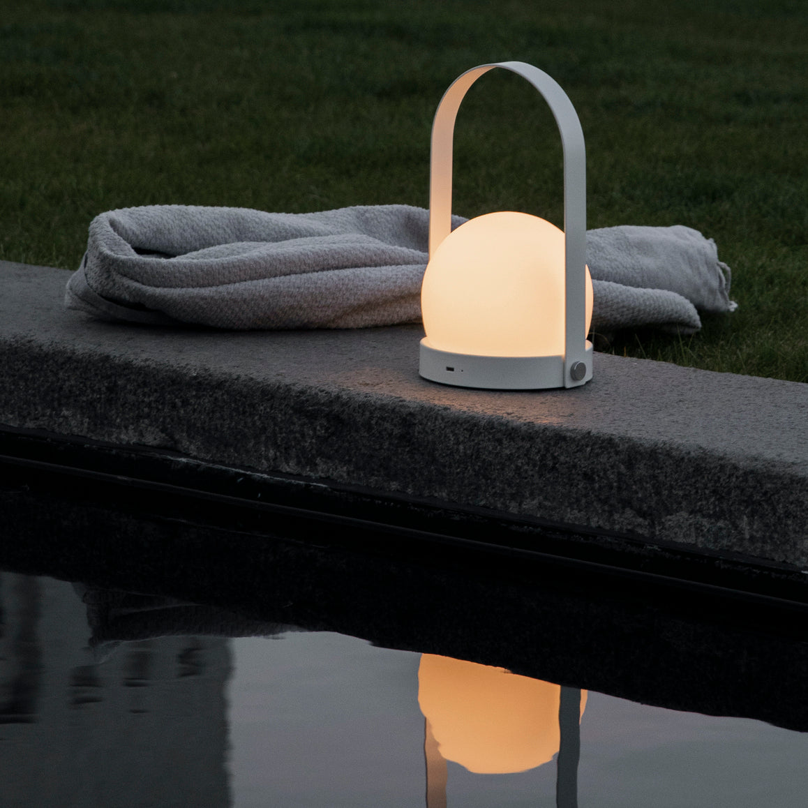 AUDO CPH Přenosná lampa Carrie Portable, Olive | DESIGNSPOT